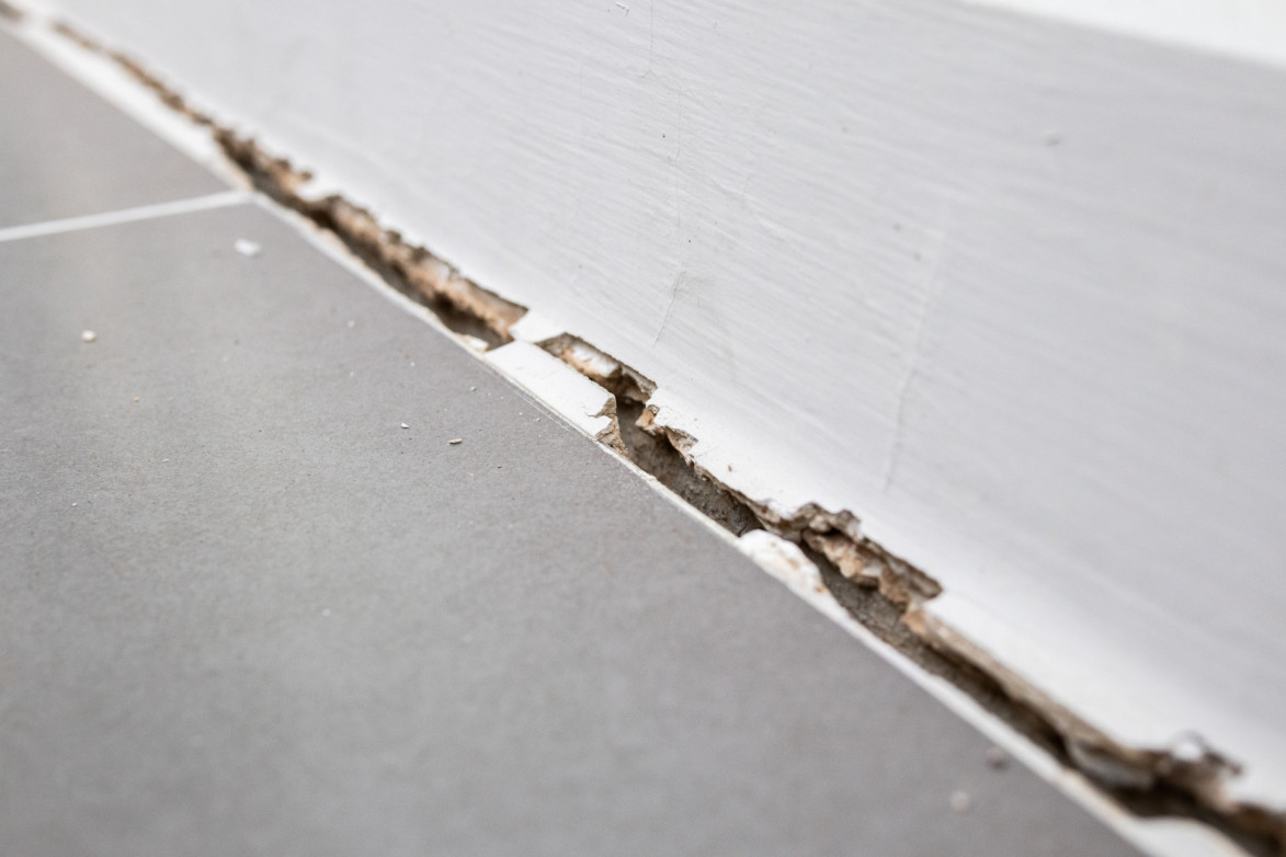 Hoe kun je een vloerverzakking herstellen? - vloerenleggers